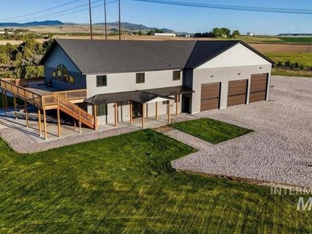 305 Snake River Dr, American Falls, ID 83211