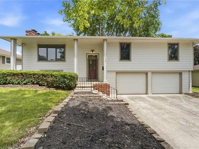 305 SW Marion Ln, Lee's Summit, MO 64081