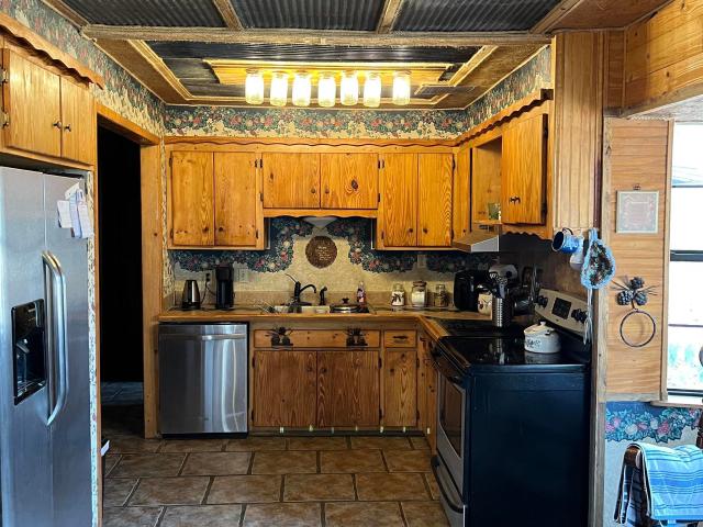 305 Polk Road 76 W