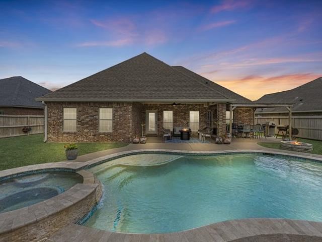 305 Poppy St, Lake Jackson, TX 77566