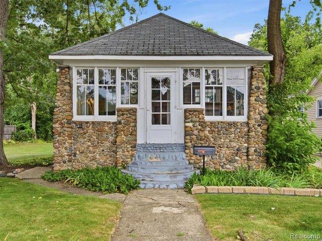 305 Renshaw Ave, Clawson, MI 48017