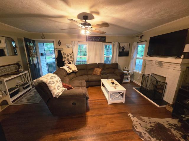 305 W 6th Street