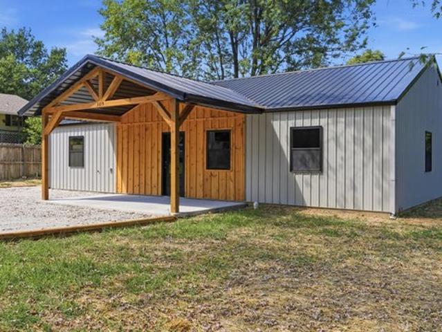 305 W 14th St, Mountain Grove, MO 65711