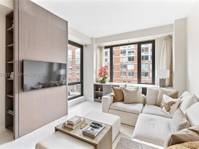 305 W 16 st 3G