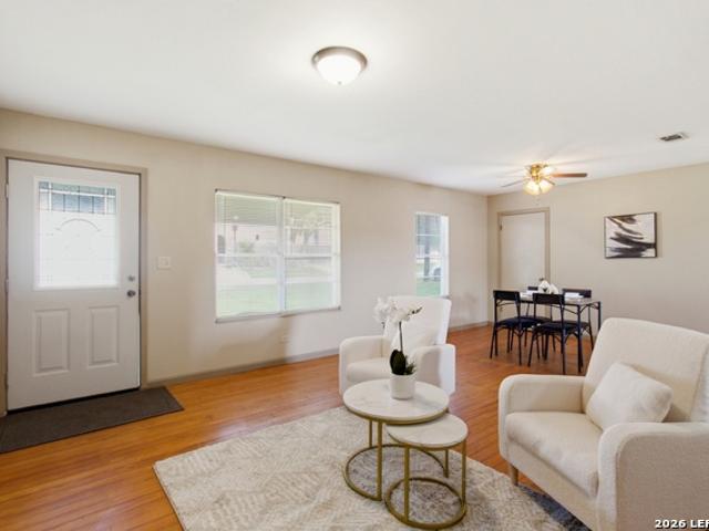 305 W Maverick St