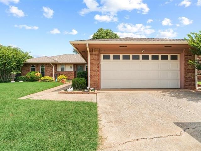305 W Platt Dr, Yukon, OK 73099