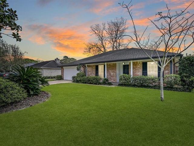 305 Westwood Dr, Friendswood, TX 77546