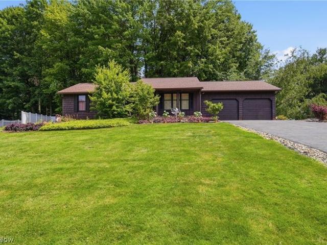 3064 Townsend St NW, Uniontown, OH 44685