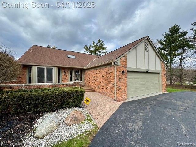 30604 Ramblewood Club Dr, Farmington Hills, MI 48331