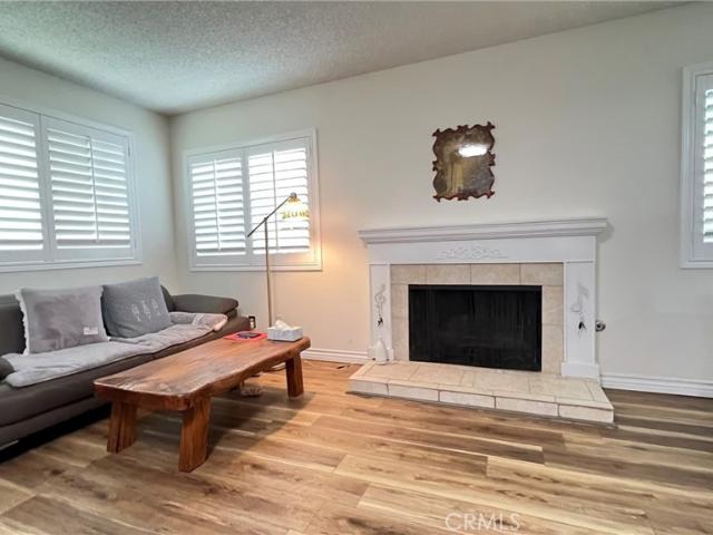 306 E Thornton