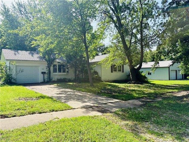 306 N Green St, Yates Center, KS 66783