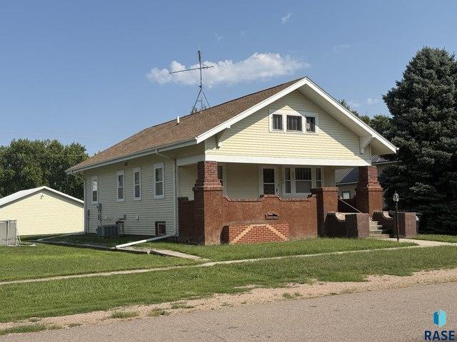 306 S High St, Menno, SD 57045