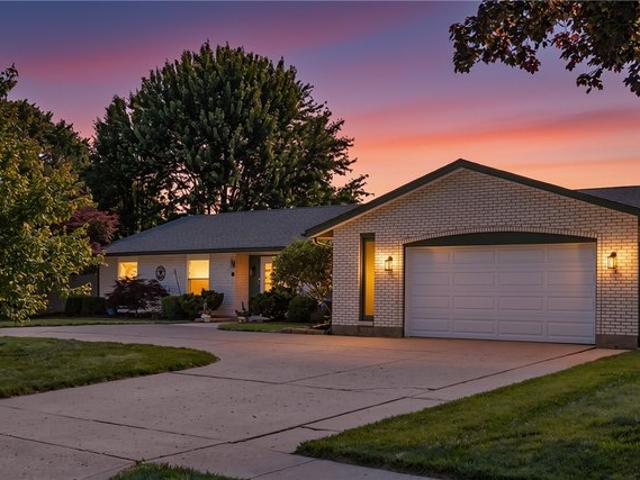 306 Scott Dr, Englewood, OH 45322