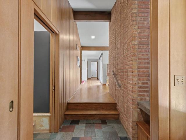 306 Sunnycrest Court W