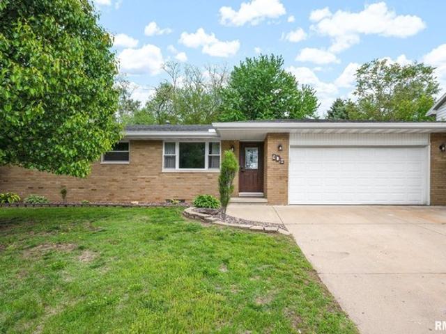 306 Parkway Ln, Pekin, IL 61554