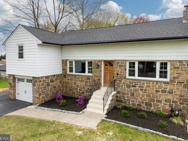 306 Robin Ln, Norristown, PA 19401