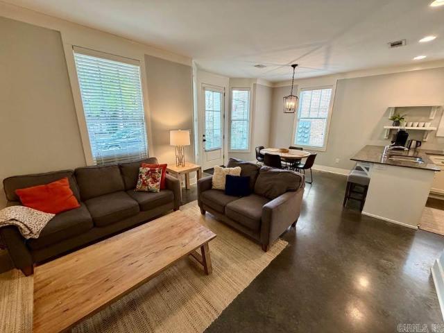 306 W 6TH Street