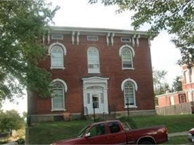 306 W 3rd St, Muscatine, IA 52761