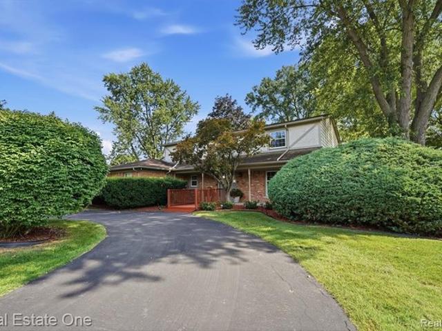 30752 Woodstream Ct, Farmington Hills, MI 48334