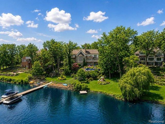 3075 Heron Pointe Dr, Bloomfield Hills, MI 48302