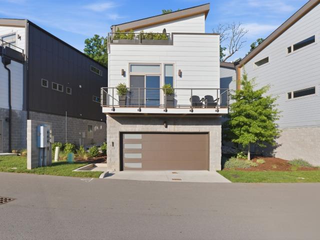 3070 Edwin Cir