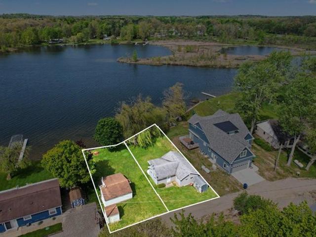 3070 Lake Dr, Reading, MI 49274