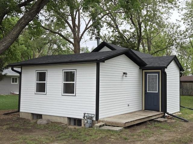 307 1/2 W Pleasant St, Elk Point, SD 57025