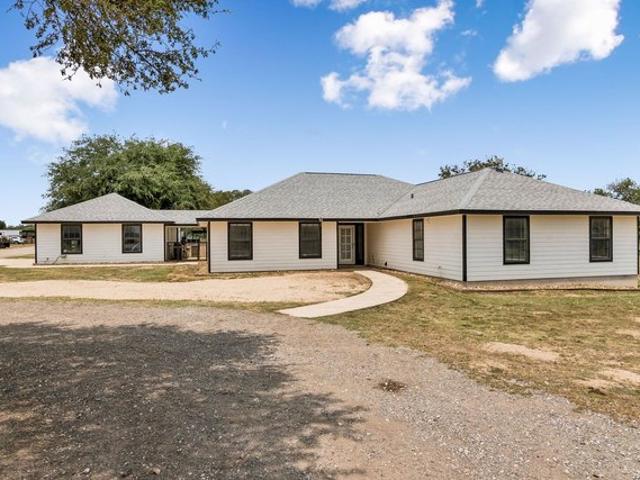 307 Broken Arrow, Floresville, TX 78114