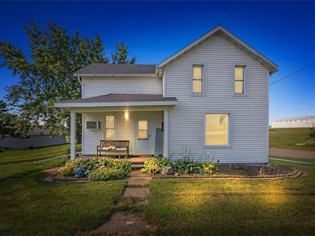 307 Fremont St SW, Blairstown, IA 52209