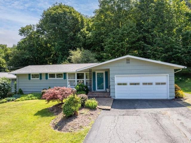 307 Oakridge Dr, Camillus, NY 13031