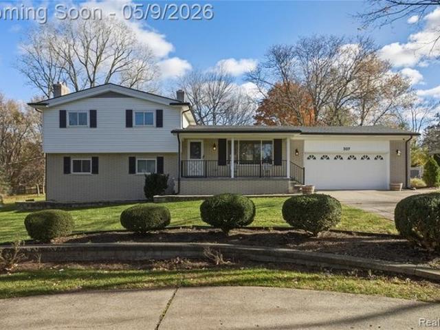 307 Old Perch Rd, Rochester Hills, MI 48309