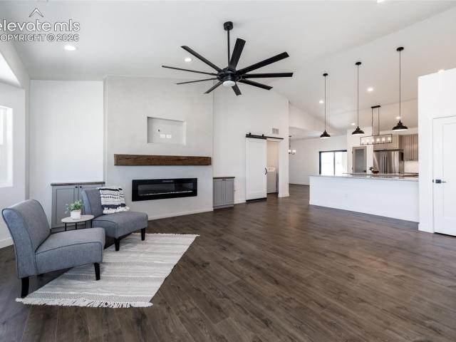 307 N Lyons Drive