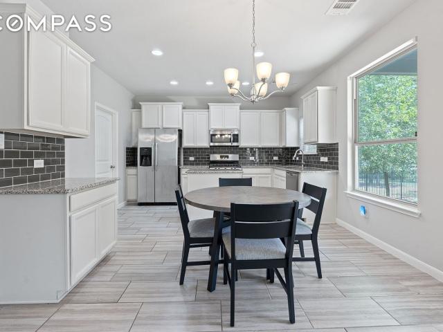 307 Parkside Dr, San Marcos, TX