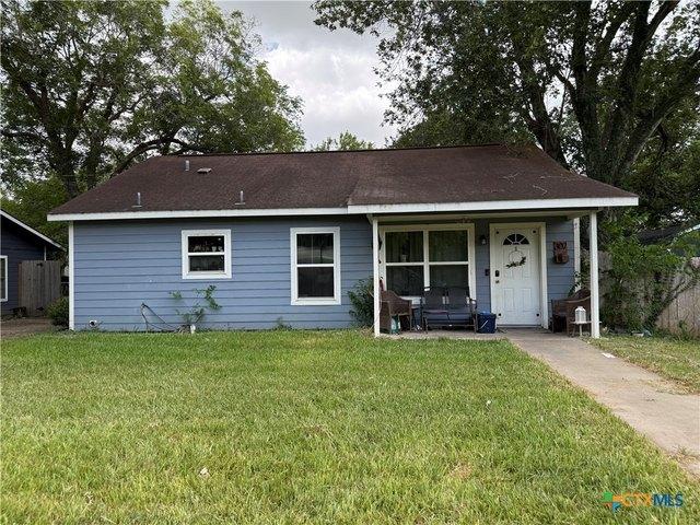 307 W Newman St, Cuero, TX 77954