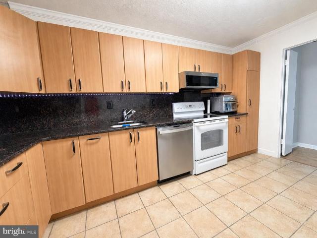307 Yoakum Parkway # 1404