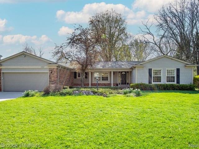 30882 Oak Valley Dr, Farmington Hills, MI 48331