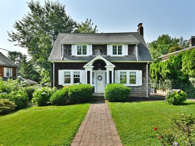 308 38th Rd, Douglaston, NY 11363