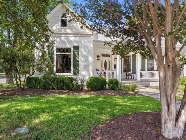 308 E Travis St, Fredericksburg, TX 78624