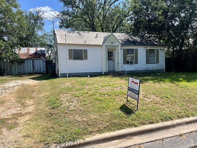 308 E South St, Weimar, TX 78962