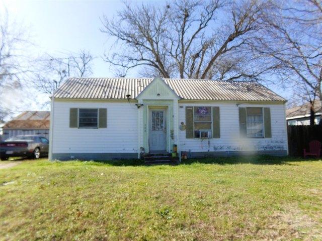 308 E South St, Weimar, TX 78962