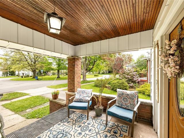 308 Hillcrest Cir