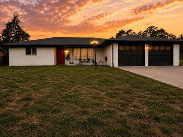 308 Oakwood Dr, Keene, TX 76059