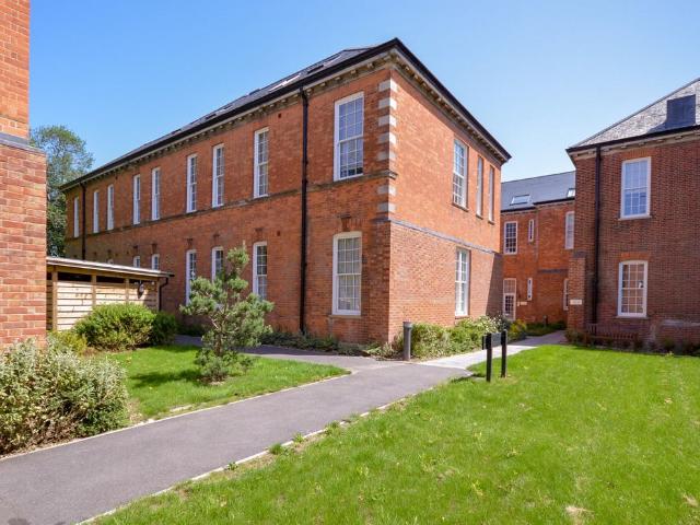 308 Longley Road, Chichester, West Sussex PO19, 2 bed flat to rent, £1,295 pcm | PrimeLocation