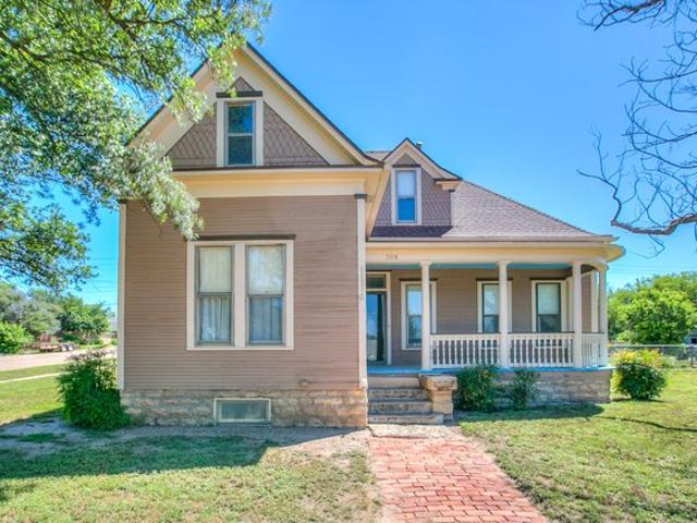 308 N 6th St, Ballinger, TX 76821