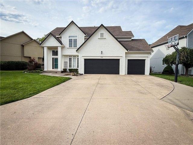 308 NE Hidden Valley Way, Lee's Summit, MO 64064