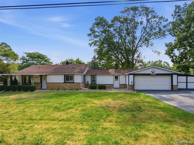 3093 Shaw St, Burton, MI 48529