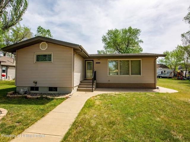 309 1st Ave SW, Bowman, ND 58623