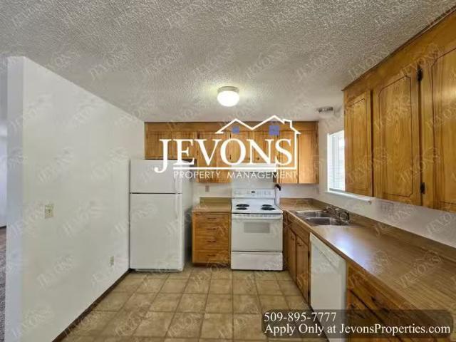 309 309 311 S 3rd St, Selah, WA 98942
