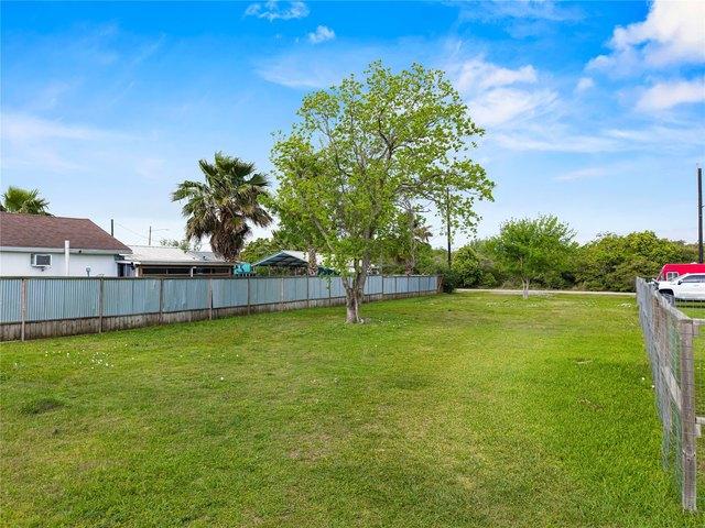 309 5th St, San Leon, TX 77539