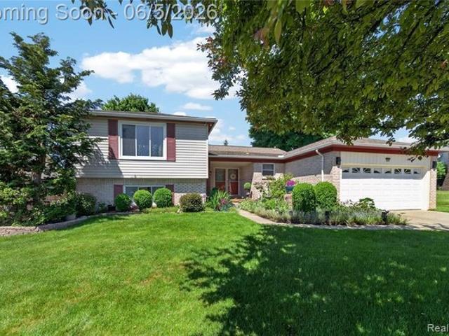 309 Antoinette Dr, Rochester Hills, MI 48309